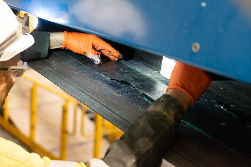 Repair of conveyor belts: How to glue the tear